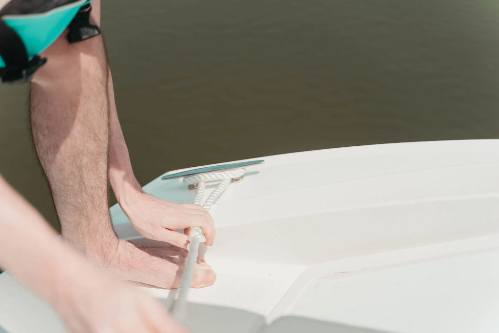 The Beginner's Guide to Docking A Boat - Overton's